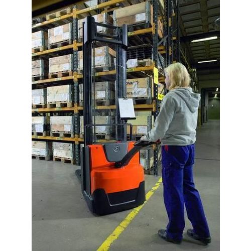 Ręczny wózek widłowy BT Staxio SWE120 z elektrycznym napędem i ...